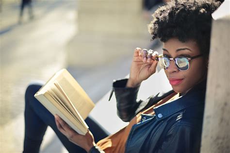공원에서 책을 읽는 동안 선글라스를 들고 짧은 곱슬머리를 한 젊은 아프리카 여자 공부에 대한 스톡 사진 및 기타 이미지 공부 낮 레저 활동 Istock