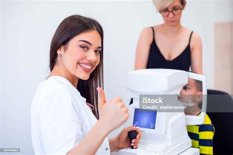 클리닉에서 시력을 확인하기 위한 기계를 사용하는 여성 치과 환자 광학 상점에서 장비와 의사 테스트 눈 동공을보고 어린 소년 안과 치료와 건강의 개념 3 명에 대한 스톡 사진