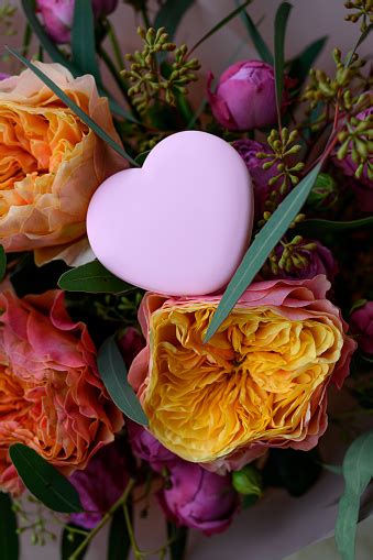 핑크 하트와 밝은 장미 꽃다발 발렌타인 데이 개념 일반 배경에 흰색 꽃 빈 인사말 카드 복사 공간 0명에 대한 스톡 사진 및 기타 이미지 Istock