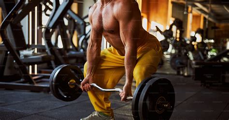 근육질의 셔츠를 입지 않은 남자의 자른 사진 웨이트를 들어 올리고 체육관에서 운동하는 사진 Unsplash의 바벨 이미지