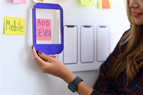 화이트 보드에 휴대 전화에 대한 Ux 디자이너 계획 응용 프로그램 템플릿 레이아웃 프레임 워크 25 29세에 대한 스톡 사진 및