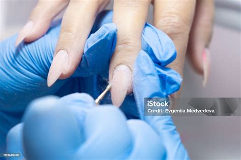 미용실에서 하드웨어 매니큐어의 클로즈업 샷 매니큐어는 여성의 손가락에 매니큐어에 전기 네일 파일 드릴을 적용 가까운에 대한 스톡 사진 및 기타 이미지 Istock