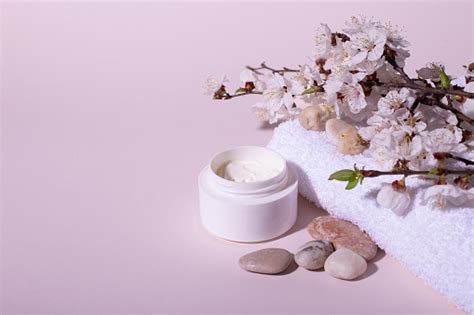 아름 다운 스파 및 자연 꽃 꽃 밝은 분홍색 배경에 크림 및 수건으로 웰빙 구성 천연 미용 제품 컨셉 개념에 대한 스톡 사진 및