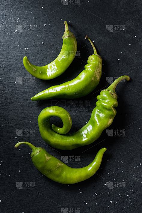 俯视图绿色成熟辣椒在黑色的表面