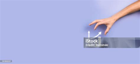 긍정적 인 이익 성장과 그래프를 들고 사업가 남자 그의 사업에서 차트 긍정적 인 지표의 성장과 계획 그래프 성장더 많은 수익성과 성장 디지털 화면에 대한 스톡 사진 및 기타