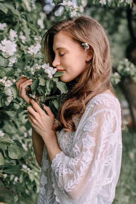 Девушка с цветком в волосах Фотограф Анастасия Лагунова Фотограф Киров Весенние фотографии