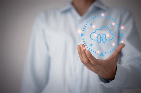 가상 아이콘 구름을 들고있는 남자 손 클라우드 컴퓨팅 기술 인터넷 스토리지 네트워크 개념 가상 아이콘 클라우드를 들고 남자 손 Performing Arts Event에 대한