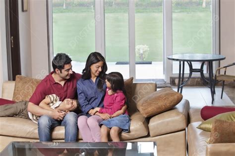 집에서 소파에 아이들과 함께 앉아 젊은 부모 사진 배경 및 무료 다운로드를위한 그림 Pngtree