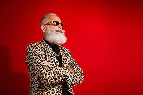 생생한 붉은 배경에 표범 무늬 재킷과 선글라스를 착용 한 흰 수염을 가진 세련 된 노인 55 59세에 대한 스톡 사진 및 기타 이미지 55 59세 괴짜 근육질 남자