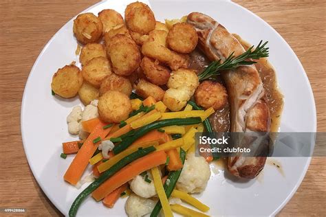 일반적인 스위스 석식 송아지 고기 소시지 패션프루트 및 0명에 대한 스톡 사진 및 기타 이미지 0명 2015년 감자 요리