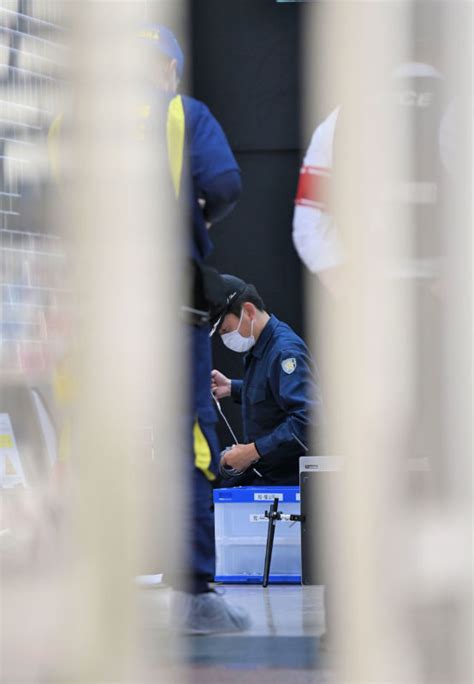 不審物が発見されたとされる周辺を捜査する警察官＝9日午後2時34分、jr博多駅（撮影・金田達依） 博多駅構内のトイレに不審物 警察が回収