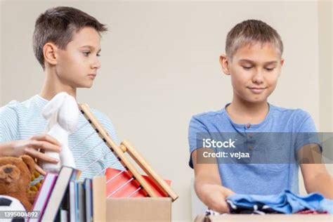 기부 상자 장난감 옷 책 문구용품을 기부 자선 상자에 분류하는 어린이 자원 봉사자 Charitable Foundation에 대한