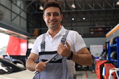 초상화 남성 정비공 확인 및 정비 차고의 차량 아래 정비사 엔진 및 자동차 서비스 차고의 차량 정비사 검사 진단 결과 제조에 있는 남자 공장 산업 건물에 대한 스톡 사진 및