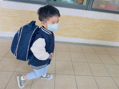 《未知》 預計阿寯是今年七月去上學，因為莫名其妙丟了履歷，然後就莫名其妙就上了，變成3 15阿寯就正式進入幼稚園了。 我們兩個從去年就一直建立去上課的心理建設，而我原本是想說等阿寯上課後的兩三