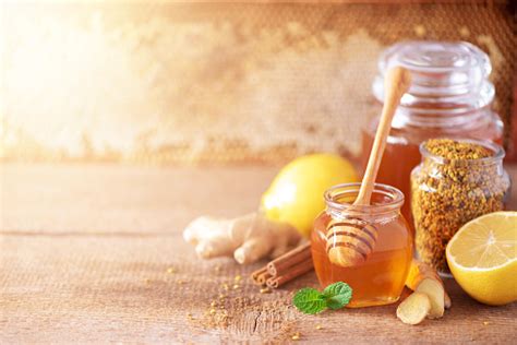 대체 의학 개념 독감 과 싸우는 천연 뜨거운 음료의 성분 공간을 복사합니다 나무 배경에 레몬 생강 민트 꿀 사과와 향신료 감기와 독감에 대한 스톡 사진 및 기타 이미지