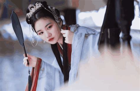 李夫人死后 汉武帝思念不已 就派董仲君把她的魂魄招来相会 石头