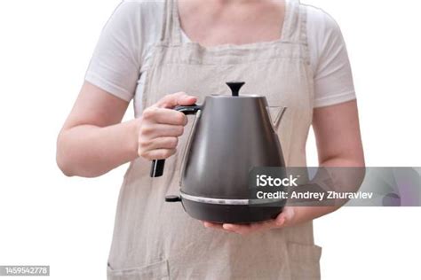 전기 주전자는 흰색 배경에 고립 된 부엌에있는 여성의 손에 있습니다 여자의 손은 검은 금속 주전자를 들고 35 39세에 대한 스톡 사진 및 기타 이미지 Istock