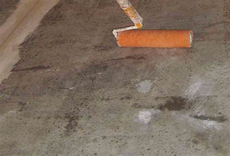 Как приклеить обои на бетонную стену