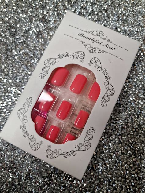 Комплект Разкошни Press On Изкуствени Къси Нокти 24 броя в Светла Розова Диня Цвят Красиви