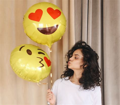 When A Guy Sends A Blowing Kiss Emoji 3 Amazing Emojis Meanings