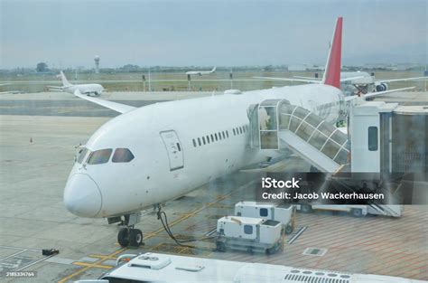 비행기 공항 또는 활주로에 짐을 싣고 여행을 위해 전 세계 위치에서 야외로 여행합니다 국제 항공편 화물을 위한 여행 운송 서비스 또는 상업용 비행기 지상 0명에 대한 스톡