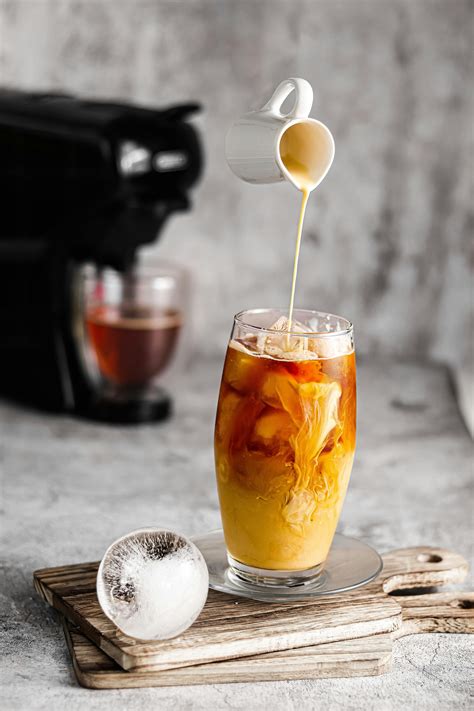 라떼 목조 판자 미니멀한 미식가 붓는 상쾌한 소프트 포커스 술을 마시다 아이스 커피 액체 소용돌이 얼음 여름