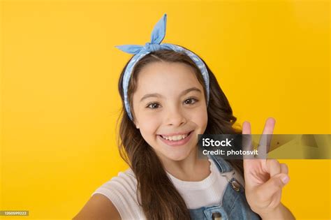 평화 긍정적 인 감정 쾌활한 십대 행복을 느껴보십시오 행복이 어떻게 생겼는지 행복한 웃는 아이 소녀는 얼굴을 닫습니다 감정적 인 표현 행복을 표현합니다 정서적 아동 개념