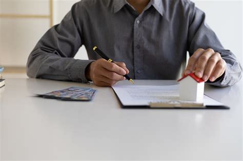 합법적인 부동산 계약 계약서에 서명하는 사업가 주택 보험 대출 모기지 임대료 검사 보기에 대한 스톡 사진 및 기타 이미지 검사 보기 경영자 계약서 Istock