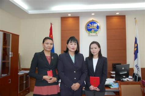 Эрүүлийг хамгаалахын тэргүүний ажилтан цол тэмдгээр шагнав