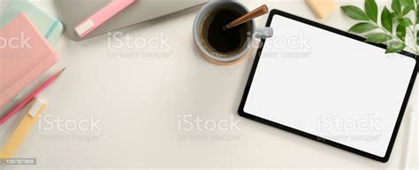 태블릿 노트북 문구류 커피 컵 장식 및 책상에 복사 공간을 모의 여성 연구 테이블 공란에 대한 스톡 사진 및 기타 이미지 공란 교육 노트북 Istock