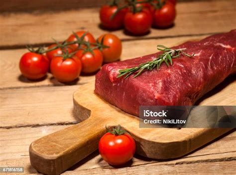 로즈마리와 향신료와 함께 보드 절단에는 원시 쇠고기 스테이크 Entrecôte에 대한 스톡 사진 및 기타 이미지 Entrecôte 갈색 갈색 배경 Istock