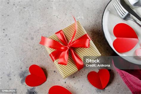 발렌타인 데이 테이블 설정 선물 상자 접시 축제 장식 플랫 레이 상단 보기 0명에 대한 스톡 사진 및 기타 이미지 0명 2월 개념 Istock