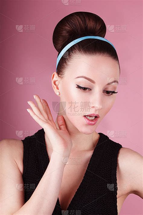 苗条女孩的肖像与干净的化妆和发髻