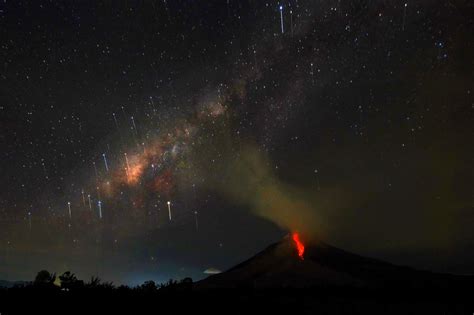 آثار بركان إندونيسيا المتجدد منذ 2013 تغطى المنازل بالرماد الساخن