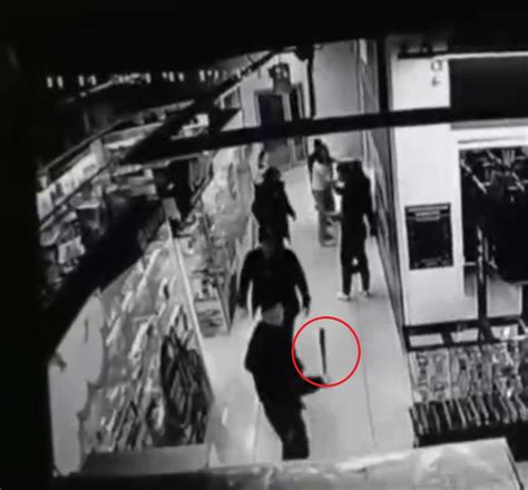 Били ногами и битой Во Владивостоке толпа подростков напала на охранника торгового центра