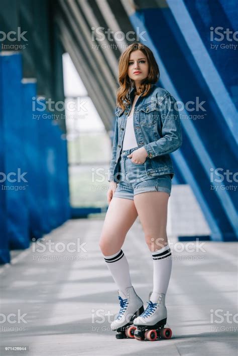 데님 의류 높은 양말과 복고풍 롤러 스케이트에서 세련 된 여자의 모습 계절에 대한 스톡 사진 및 기타 이미지 계절 낮 데님 Istock