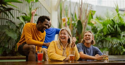 음료와 함께 테이블에 앉아있는 한 무리의 사람들 사진 Unsplash의 재미있게 노는 사람들 이미지