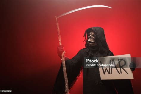 저승사자는 전쟁 문구가 새겨진 포스터를 들고 있다 무서운 저승사자 할로윈을 위한 죽음의 저승사자 의상 할로윈 캐릭터 컨셉입니다 개념에 대한 스톡 사진 및 기타 이미지