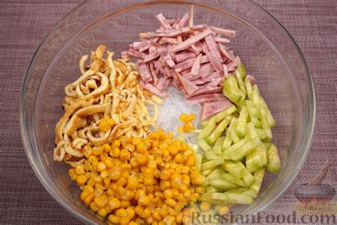 Рецепт Салат с фунчозой яичными блинчиками ветчиной и овощами на