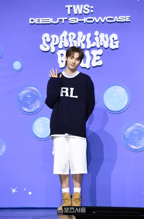 포토 손인사 건네는 투어스tws 영재