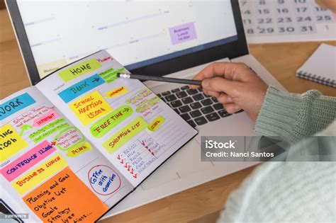 플래너 노트북 및 캘린더가 있는 정리된 책상의 평면도 밝은 사무실 또는 가정 작업 공간에서 시간 관리 생산성 및 비즈니스 계획 개념에 적합합니다 개성 개념에 대한 스톡 사진