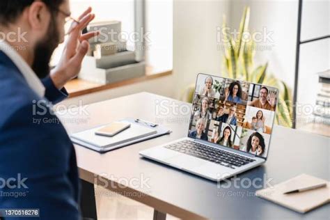 중동 사업가 보스 Ceo 프리랜서 교사 교사는 노트북에 동료와 온라인 화상 통화 회의 회의 대화를 가지고 호출 원격 작업 작업 거리 개념에 대한 직업 가상 이벤트에 대한