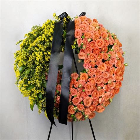 სამგლოვიარო გვირგვინი ნარინჯისფერი ვარდებით