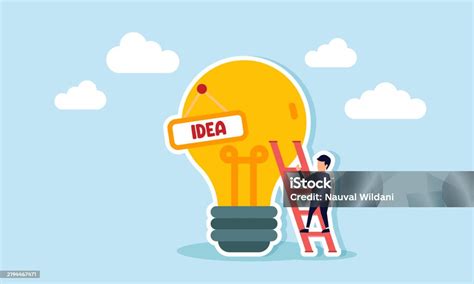 전구를 오르려는 한 사업가가 사다리를 사용하여 Idea라고 표시했는데 이는 비즈니스 혁신을 위한 아이디어를 창출하기 위한 노력을