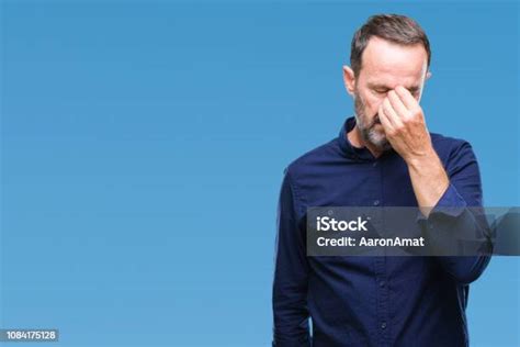 중간 나이 격리 된 배경 피곤된 바르고 코 및 눈 피로 두통을 느끼는 노인의 수석 남자 스트레스와 좌절 개념입니다 건강한 생활방식에 대한 스톡 사진 및 기타 이미지 Istock