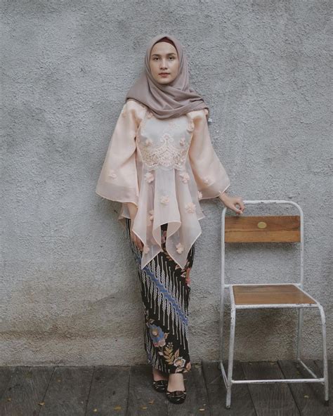 √ 45 Model Vera Kebaya Modern Pengantin Wisuda Terbaru 2020