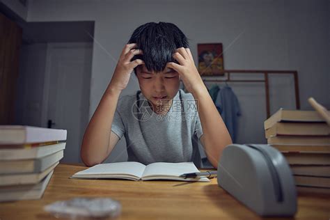 写作业抓狂的小男孩高清图片下载 正版图片507720632 摄图网