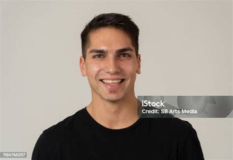 행복한 얼굴과 아름다운 미소와 매력적인 젊은 모델의 초상화 잘 생긴 남성 밀레니얼 남자 20 대 흰색에 격리 사람 패션과 인간의