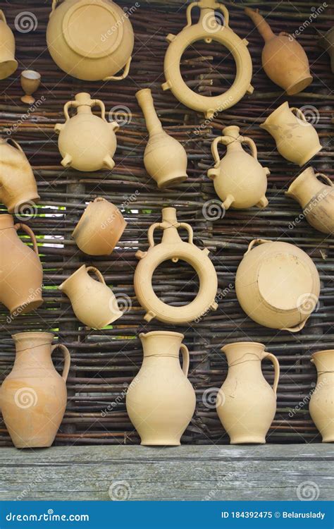 Rustika Handgjorda Keramiska Lerhaltiga Bruna Terracotta Koppar Och Uppsamling Av Juggsouvenirer