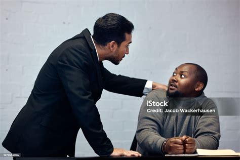 심문 체포 및 법률 보안 및 아프리카 죄수를 위해 감옥에 있는 형사 및 범죄자와 함께 강제 사람들과의 정의 인터뷰 및 경찰 정보 감옥 및 폭력에 대한 질문 경찰관에 대한